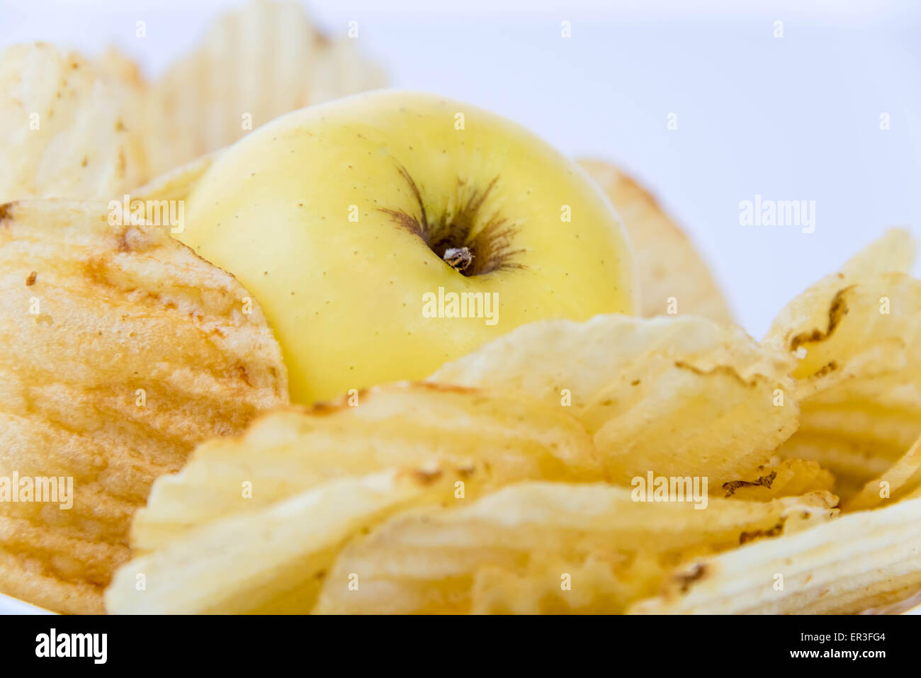 Apple vs jaune chips salées jaune - snack-décision entre aliments sains ...