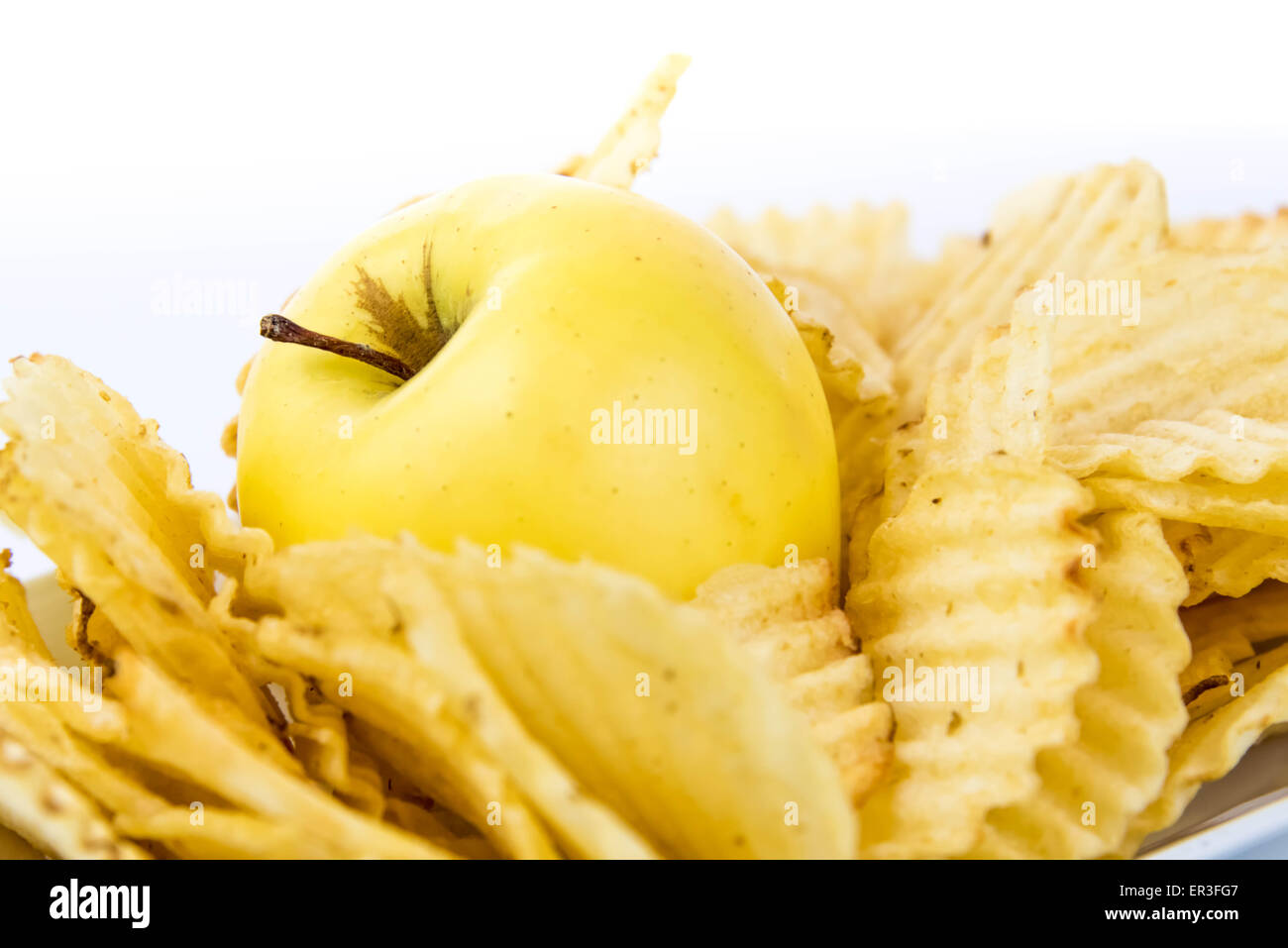 Apple vs jaune chips salées jaune - snack-décision entre aliments sains ...