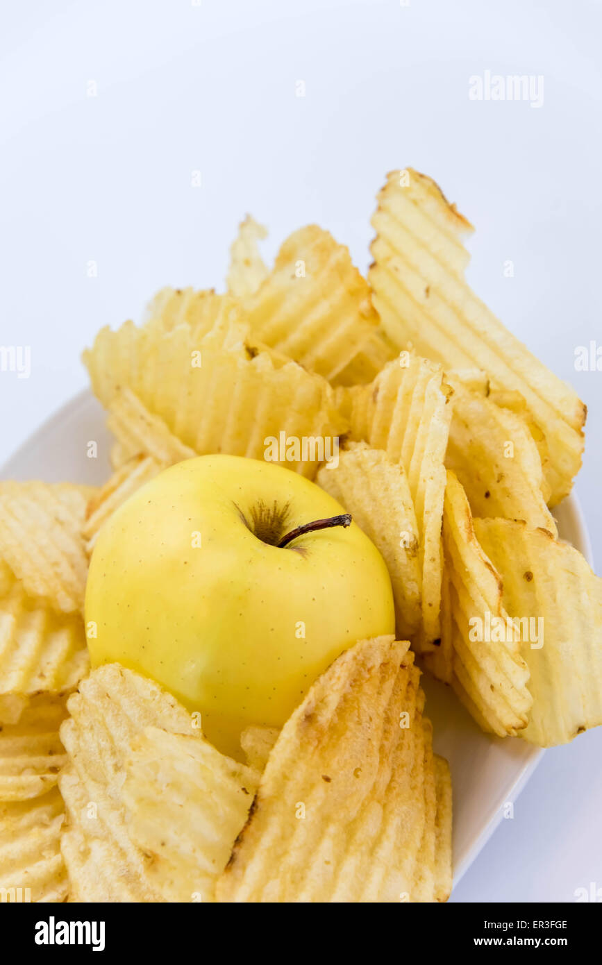 Apple vs jaune chips salées jaune - snack-décision entre aliments sains ...