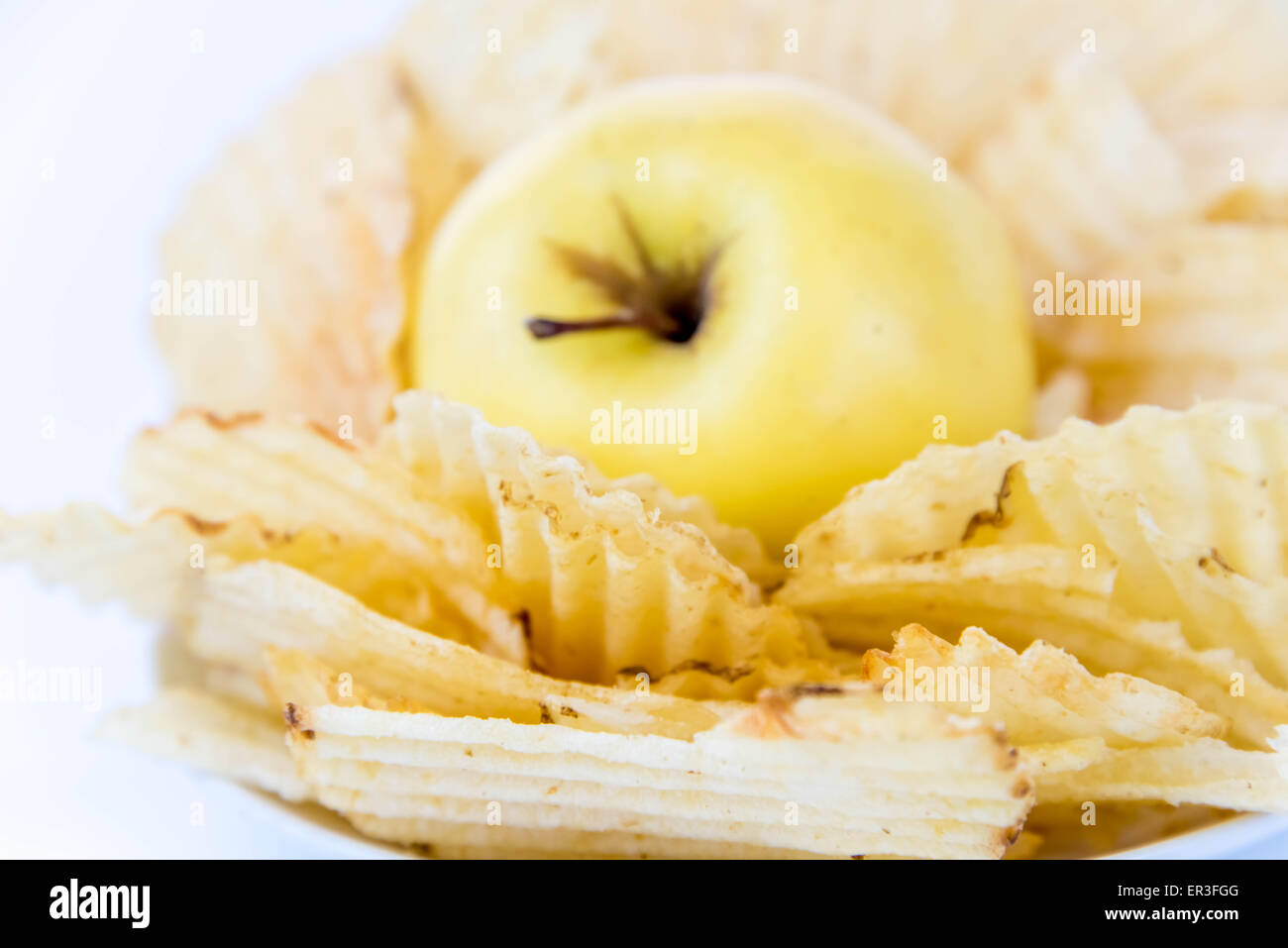 Apple vs jaune chips salées jaune - snack-décision entre aliments sains ...