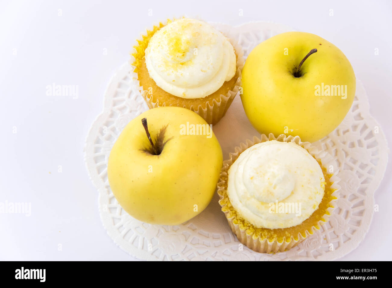 Apple vs cupcake jaune jaune - snack-décision entre aliments sains ou ...