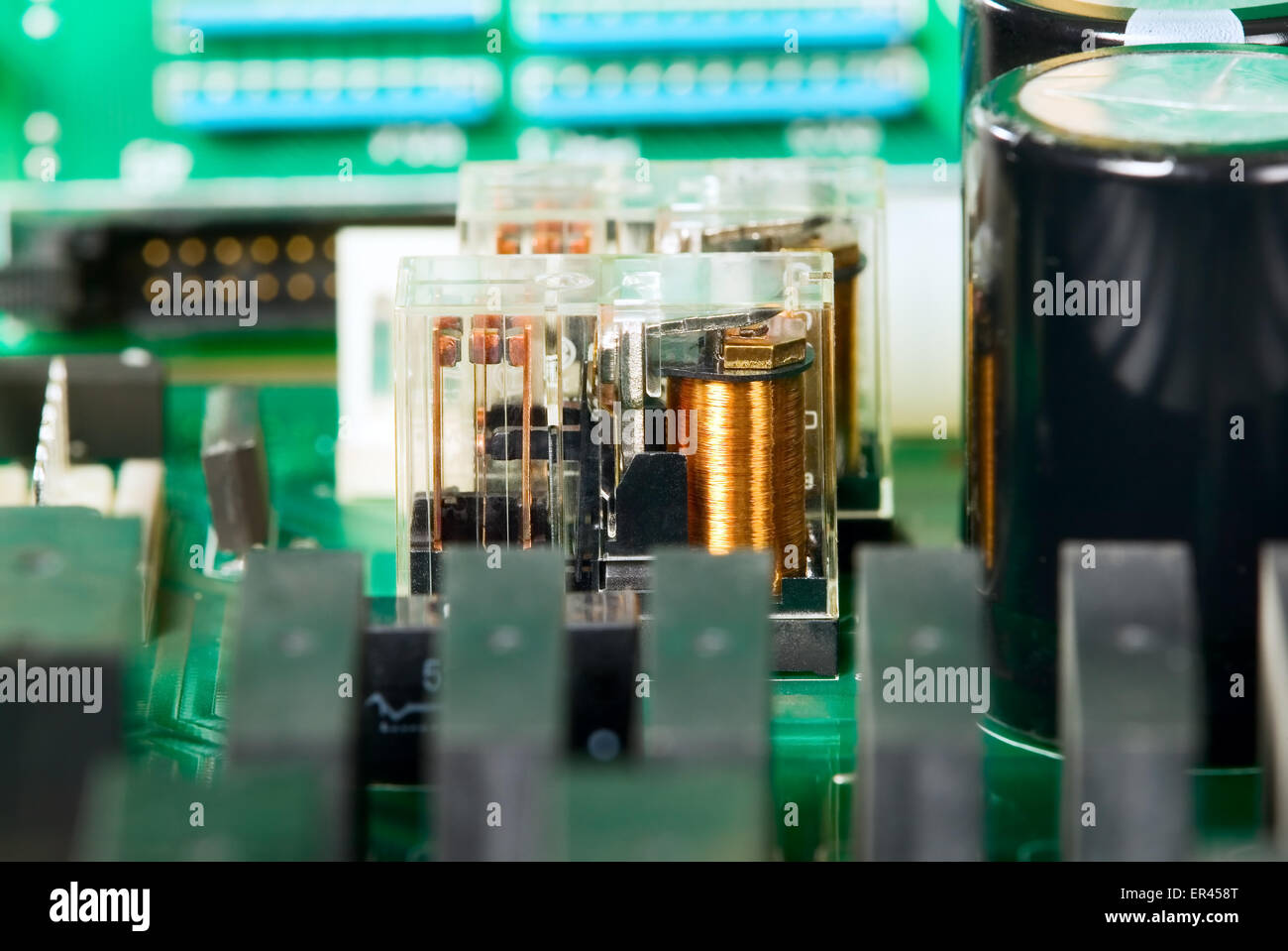 Il y a microscheme avec éléments électriques électroniques Photo Stock ...