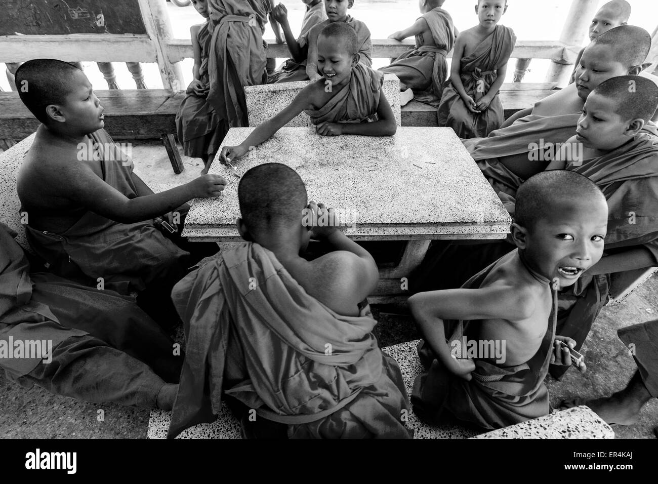 Novice moine thailande Banque d'images noir et blanc - Alamy