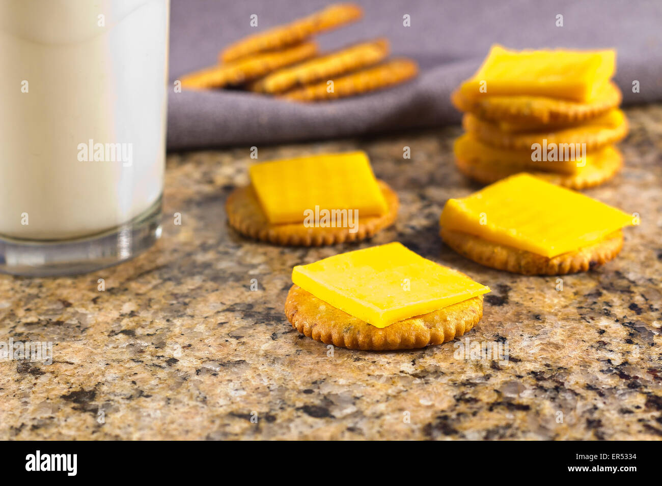 Snack de crackers et de fromage cheddar jaune et blanc et lait froid ...