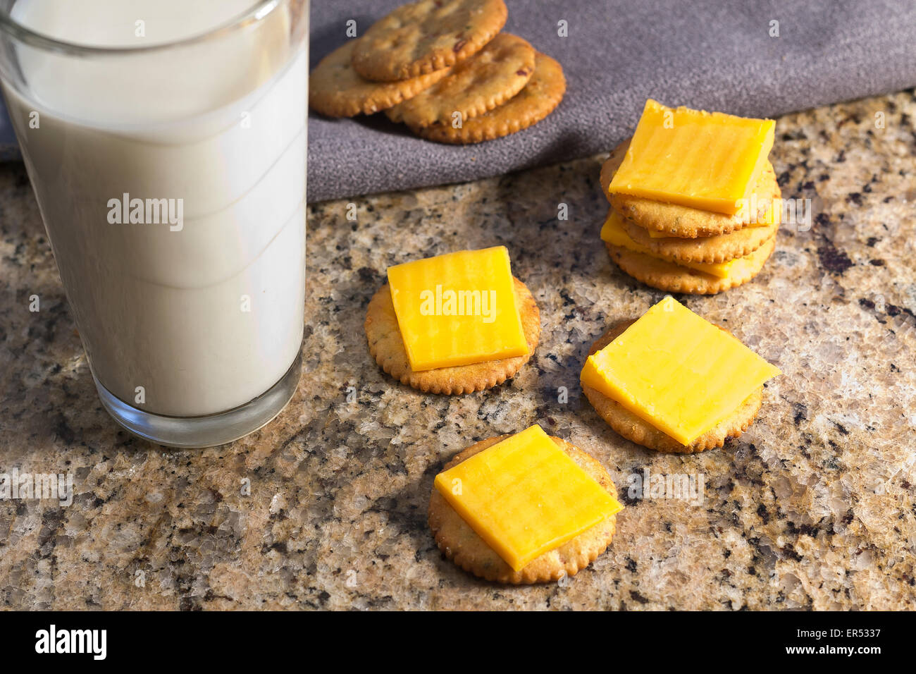 Snack de crackers et de fromage cheddar jaune et blanc et lait froid ...