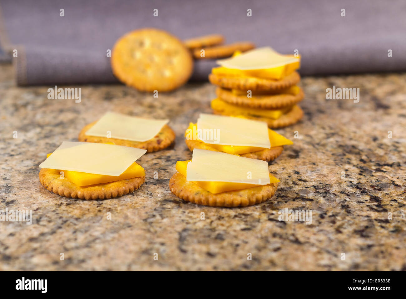 Snack de crackers et de fromage cheddar jaune et blanc et lait froid ...