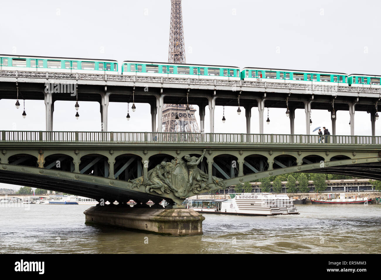 Métro traversant la Seine au Pont de Bir-Hakeim, Tour Eiffel en arrière-plan, Paris, France ...