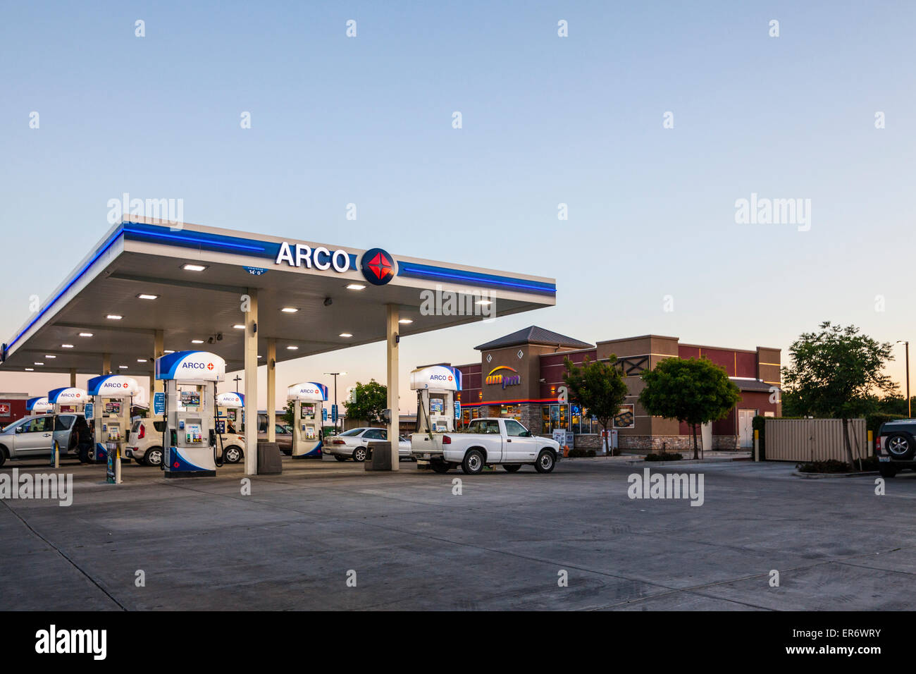 Arco gas station Banque de photographies et d’images à haute résolution ...
