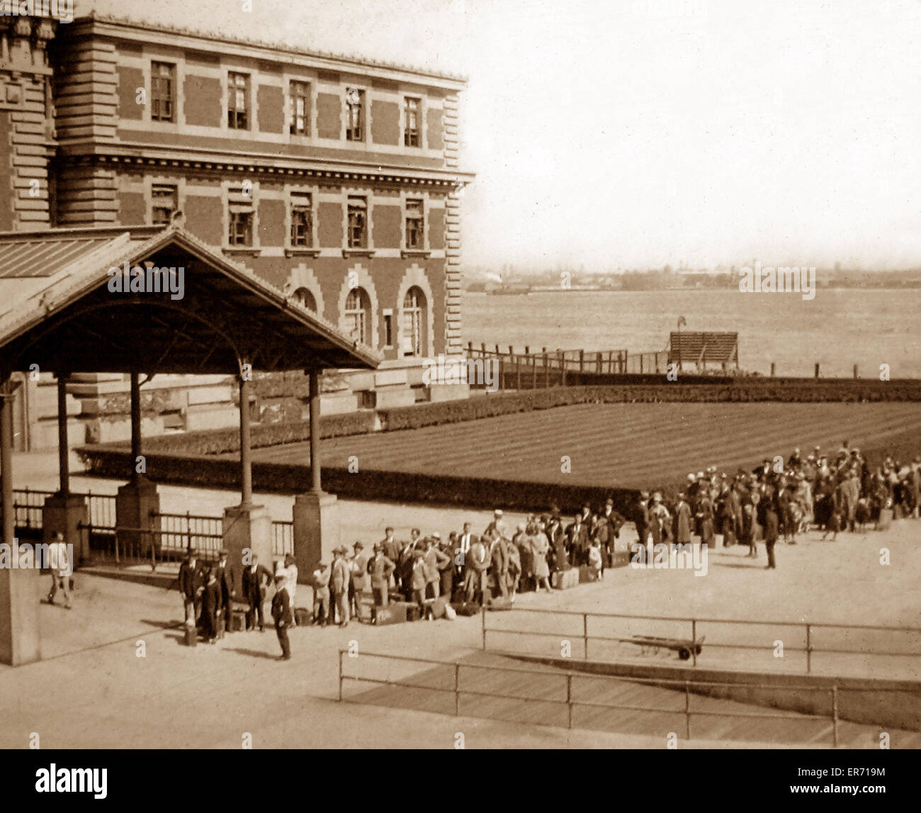 Immigrants arriving at ellis island Banque de photographies et d’images ...