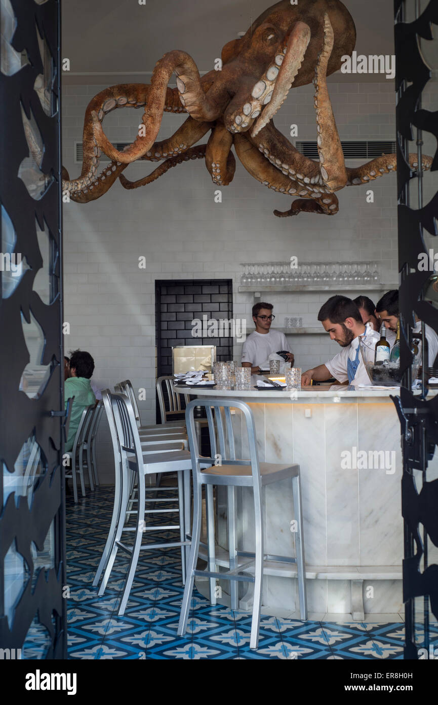 Une Cevicheria, restaurant de Lisbonne avec une pieuvre géante suspendu ...
