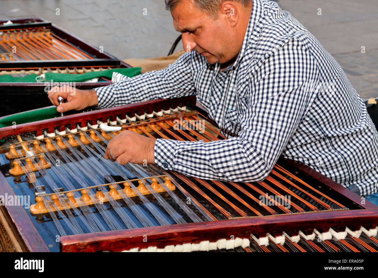 Stefan Fieraru tuning un cymbalum, un concert dulcimer lors de l ...