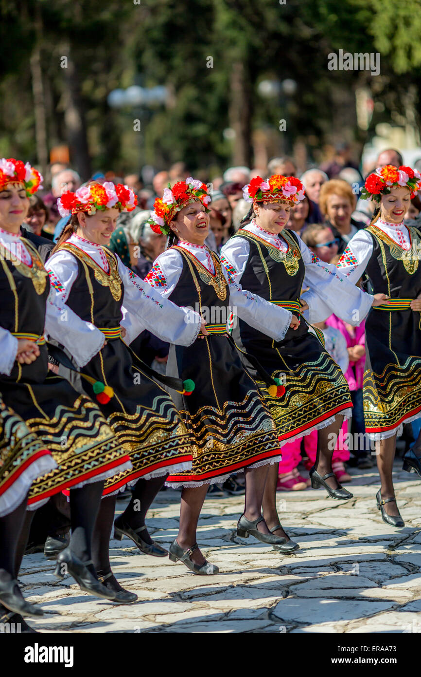 Le folklore bulgare femelle dancers performing danse en rond pendant la ...