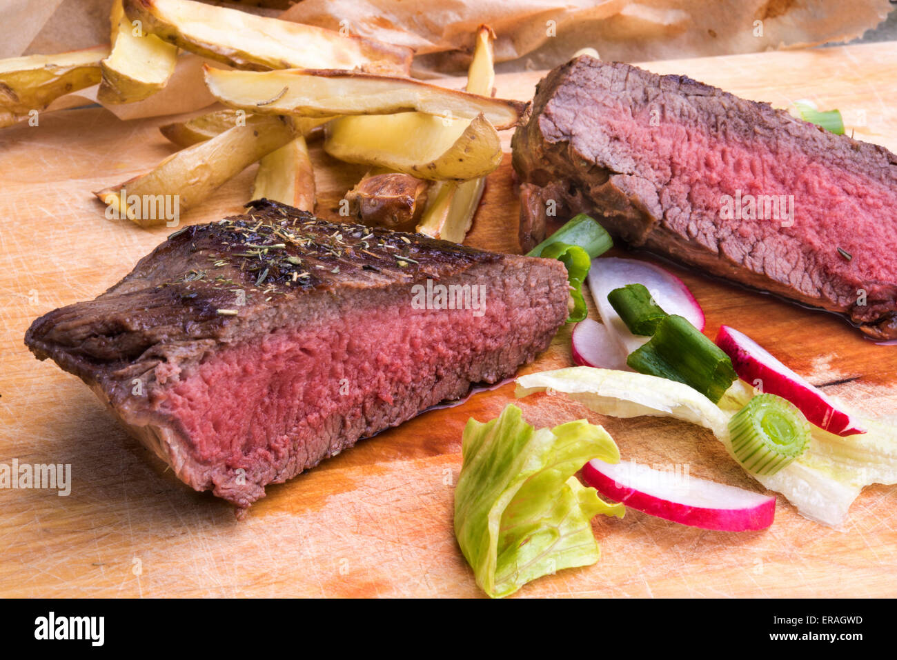 Rare moyen haut pavé de rumsteak grillé assaisonné de poivre vert et le ...