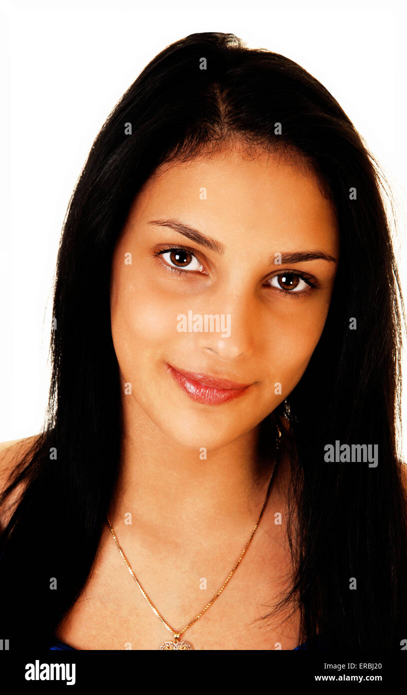 Une jolie jeune fille adolescente dans un portrait avec ses longs ...