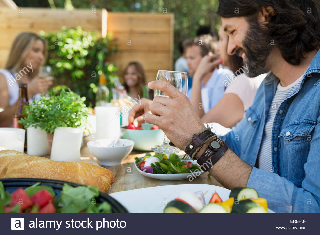 Man eating table Banque de photographies et d’images à haute résolution ...