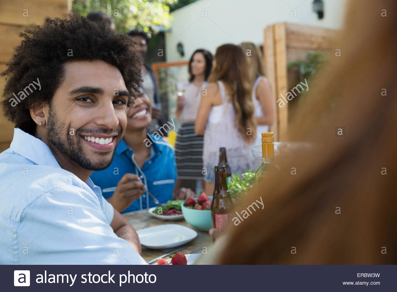 Man eating table Banque de photographies et d’images à haute résolution ...