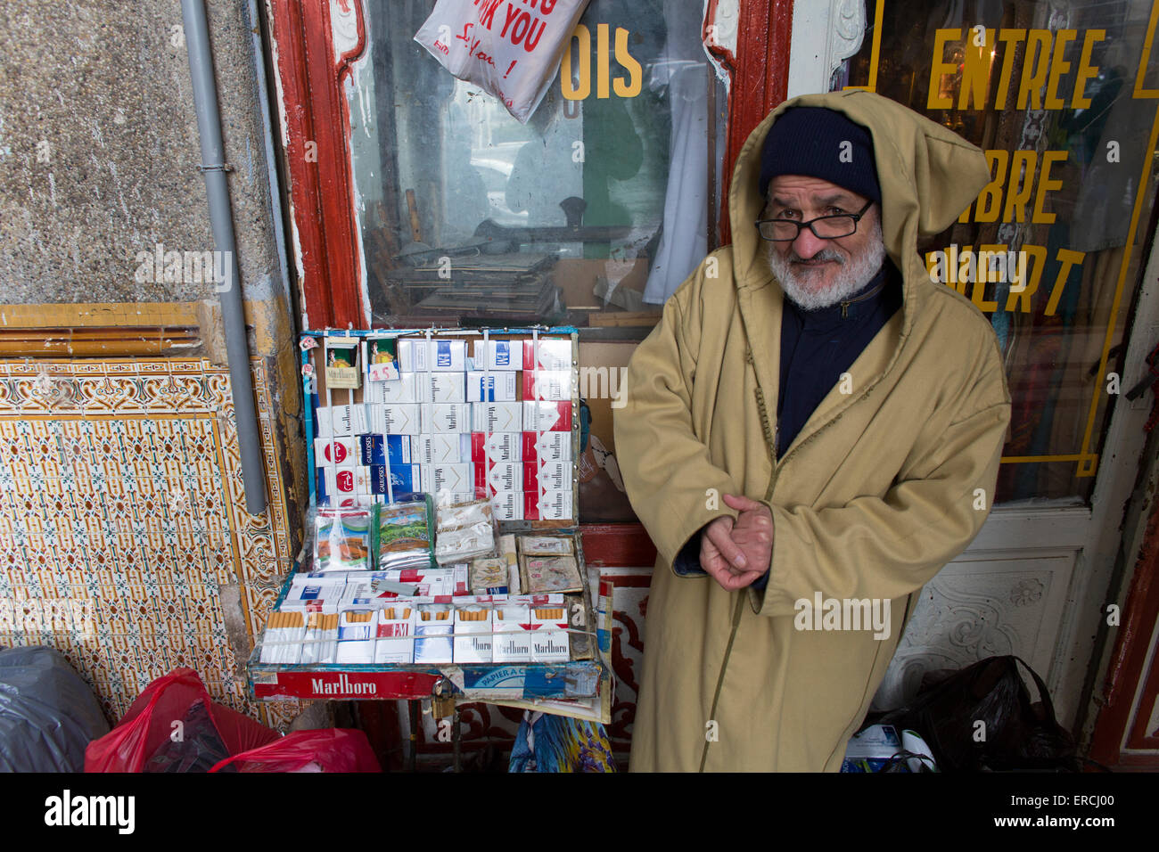 Vendeur de cigarettes algerie Banque de photographies et d’images à ...