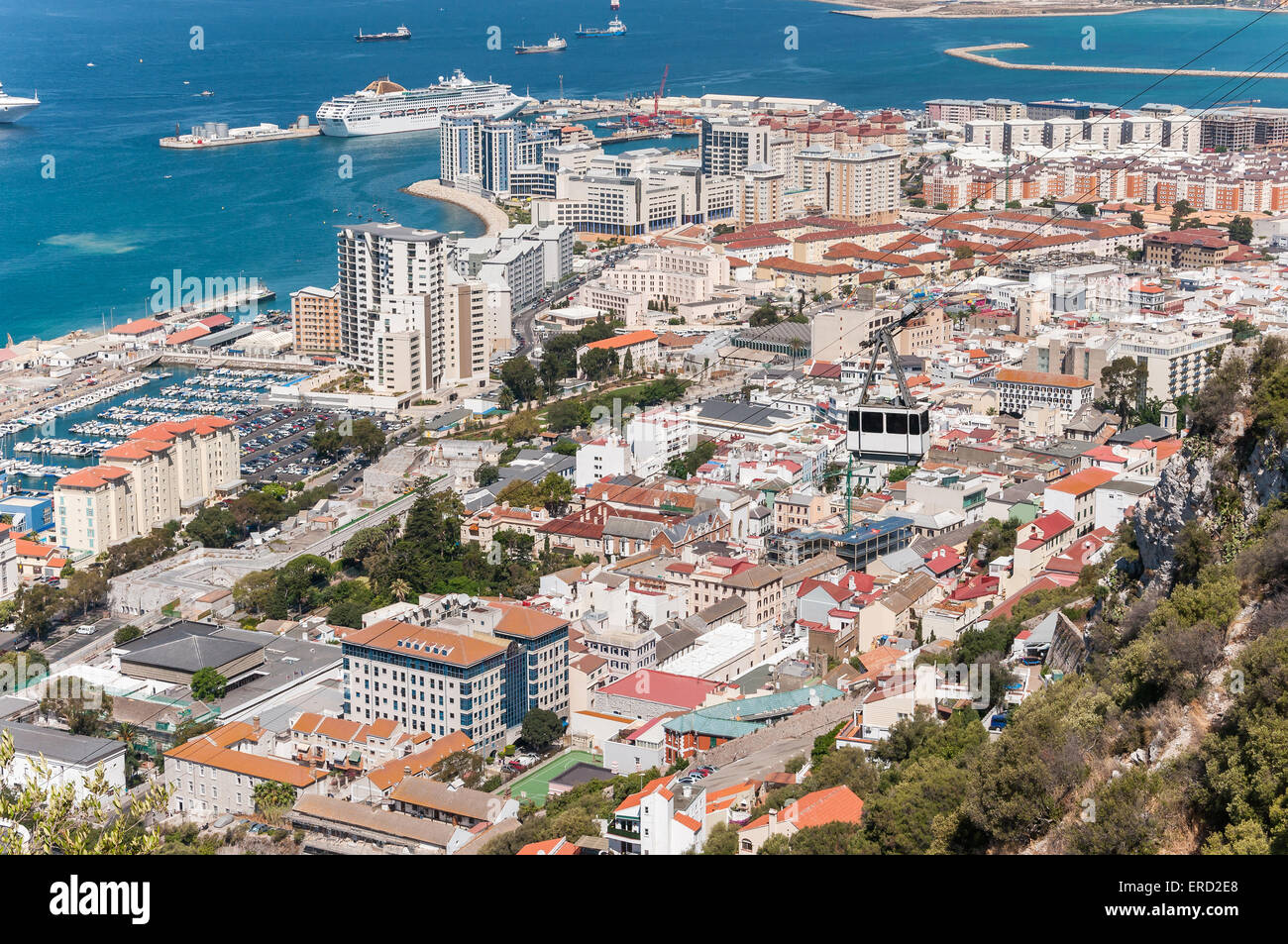 Vue de la ville de Gibraltar et du téléphérique à proximité du haut de ...