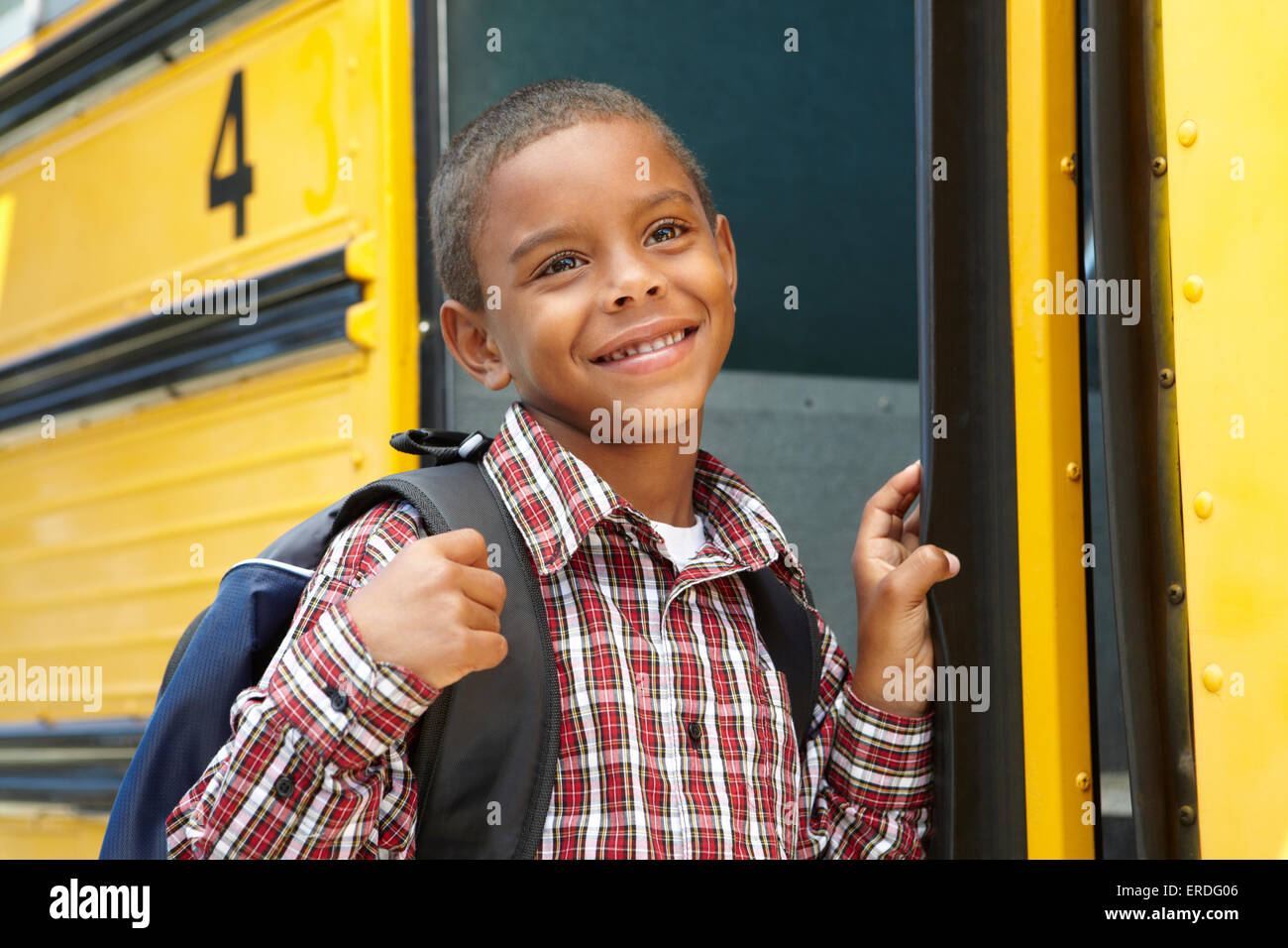 Elementary school pupil boarding bus Banque de photographies et d ...