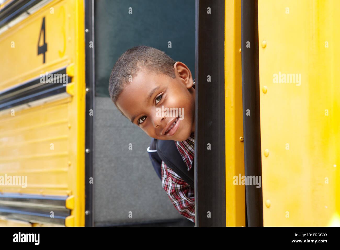 Elementary school pupil boarding bus Banque de photographies et d ...