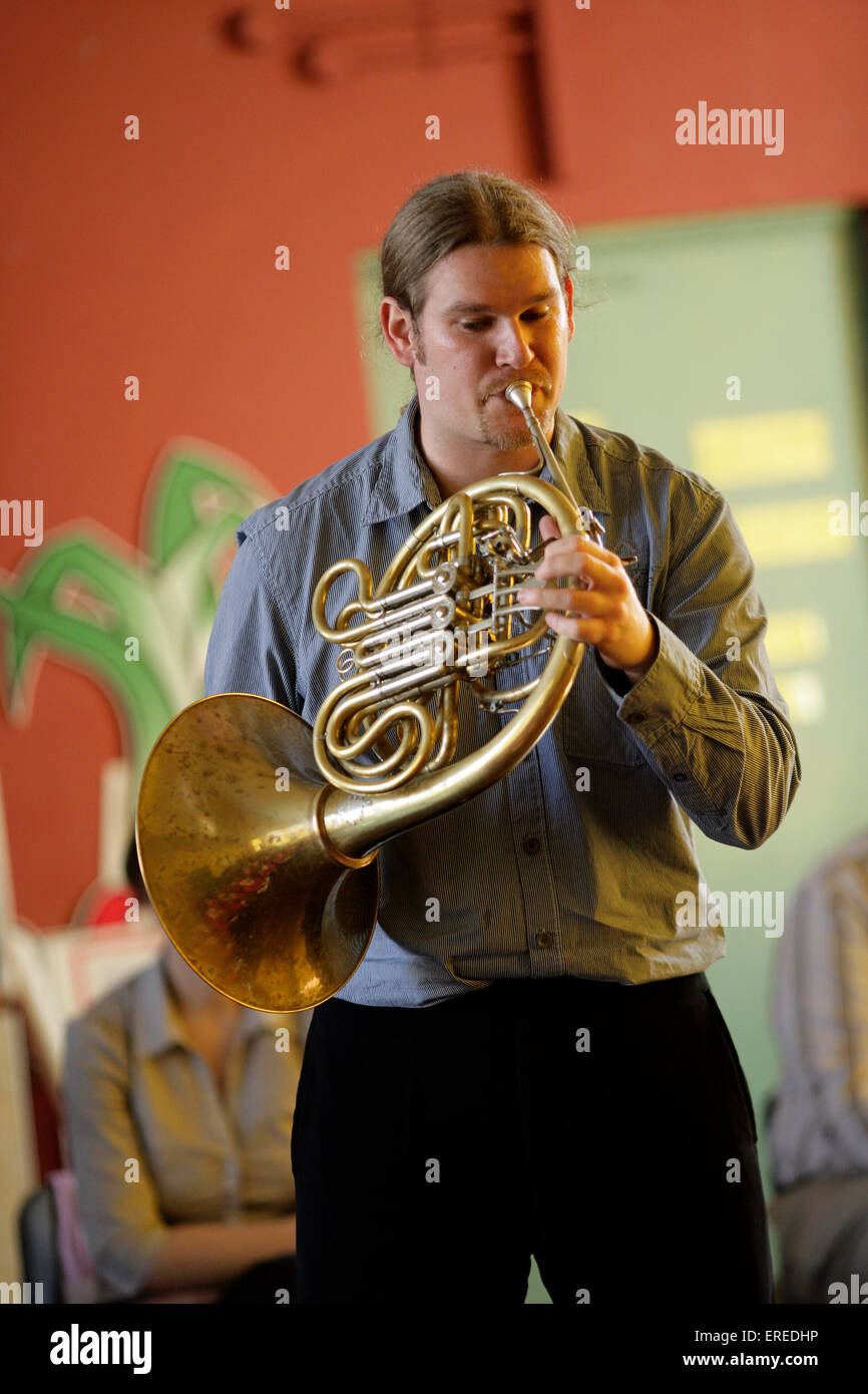 Joueur de cor français Banque de photographies et d’images à haute ...