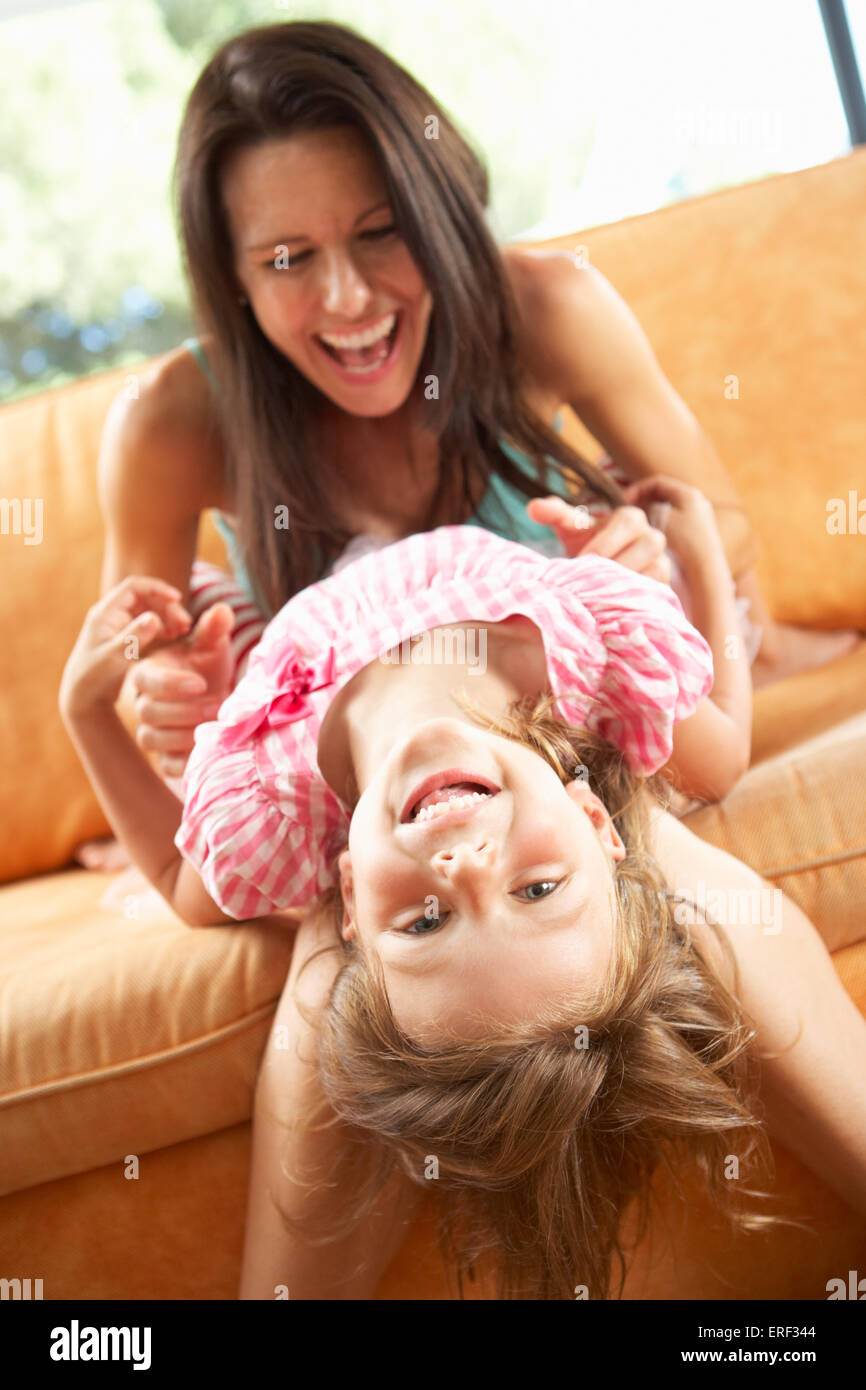 Mère Fille A Lenvers Sur Canapé Banque De Photographies Et Dimages à