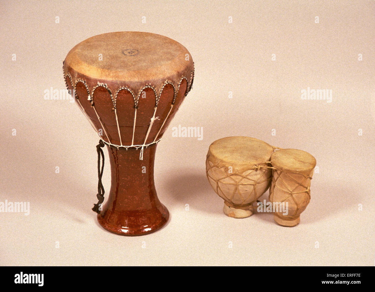 Darabuka et Bongo drums (Tunisie) tambour instrument de type Derbouka ...
