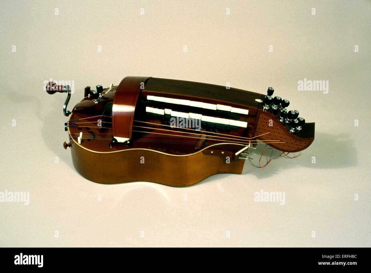 Vielle à roue avec un double clavier - instrument à cordes de l'Europe ...