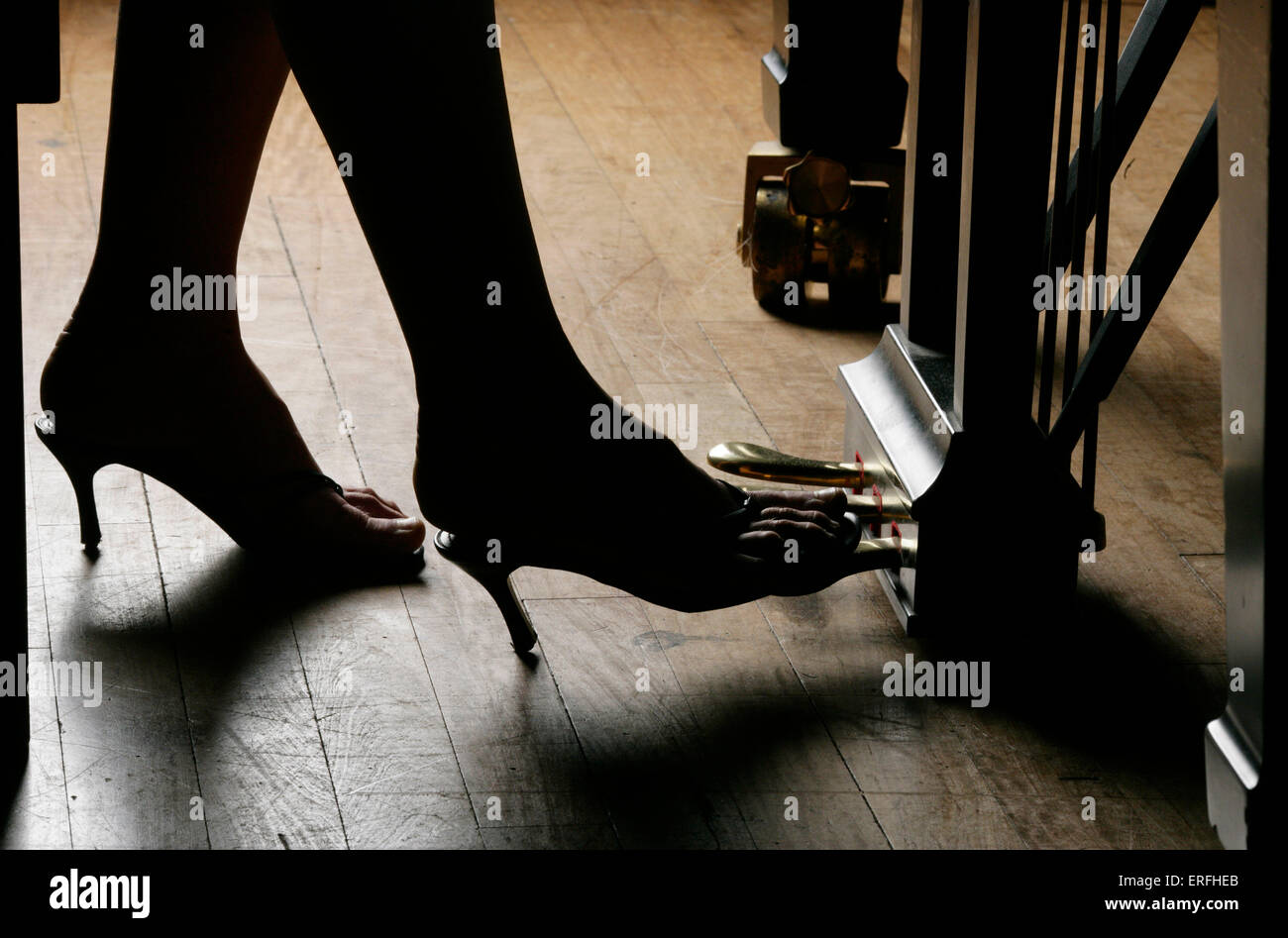Piano - close-up des pédales sur un piano joué par un pianiste femme en ...
