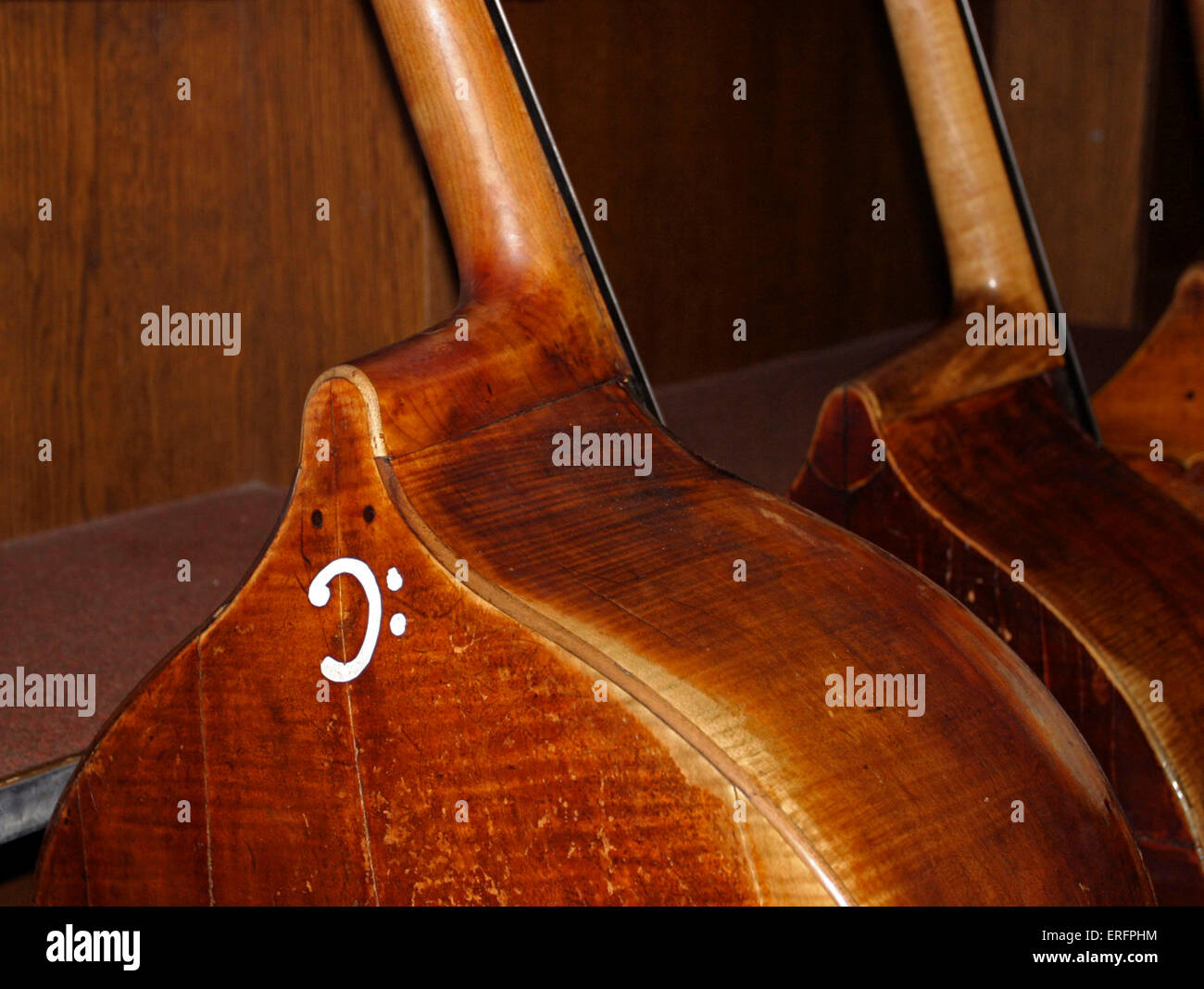 Contrebasse sur le dos Banque de photographies et d’images à haute ...