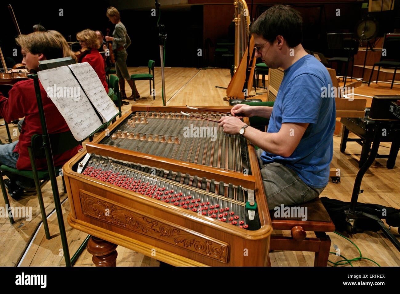 Hungarian cimbalom player Banque de photographies et d’images à haute ...