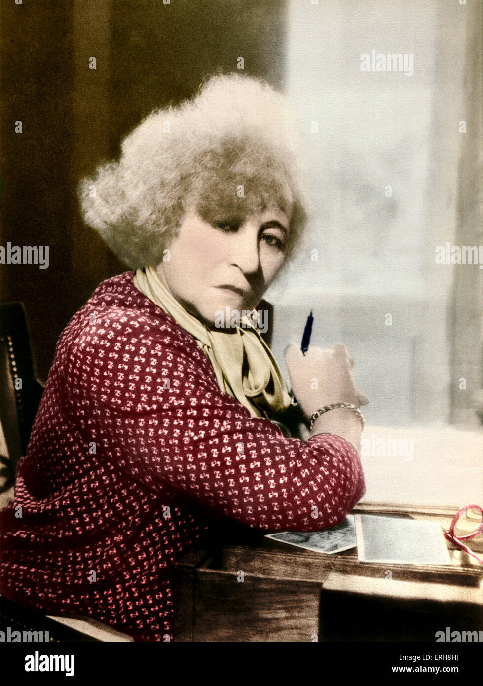 COLETTE, Sidonie Gabrielle - par Harcourt avec stylo à la main. La ...
