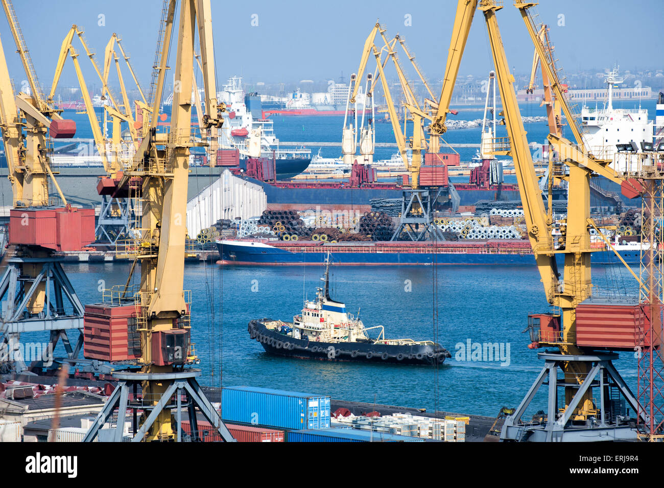 Port industriel avec tug boat et bateaux Photo Stock - Alamy
