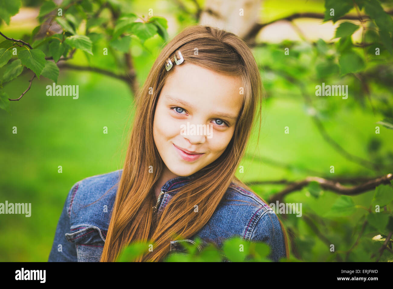 Portrait de jolie teen girl smiling and looking at camera. enfant dans ...