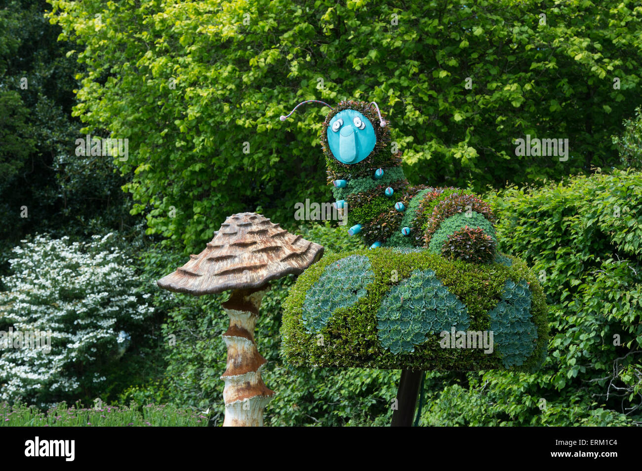La chenille assis sur un champignon à un événement d'Alice au Pays des ...