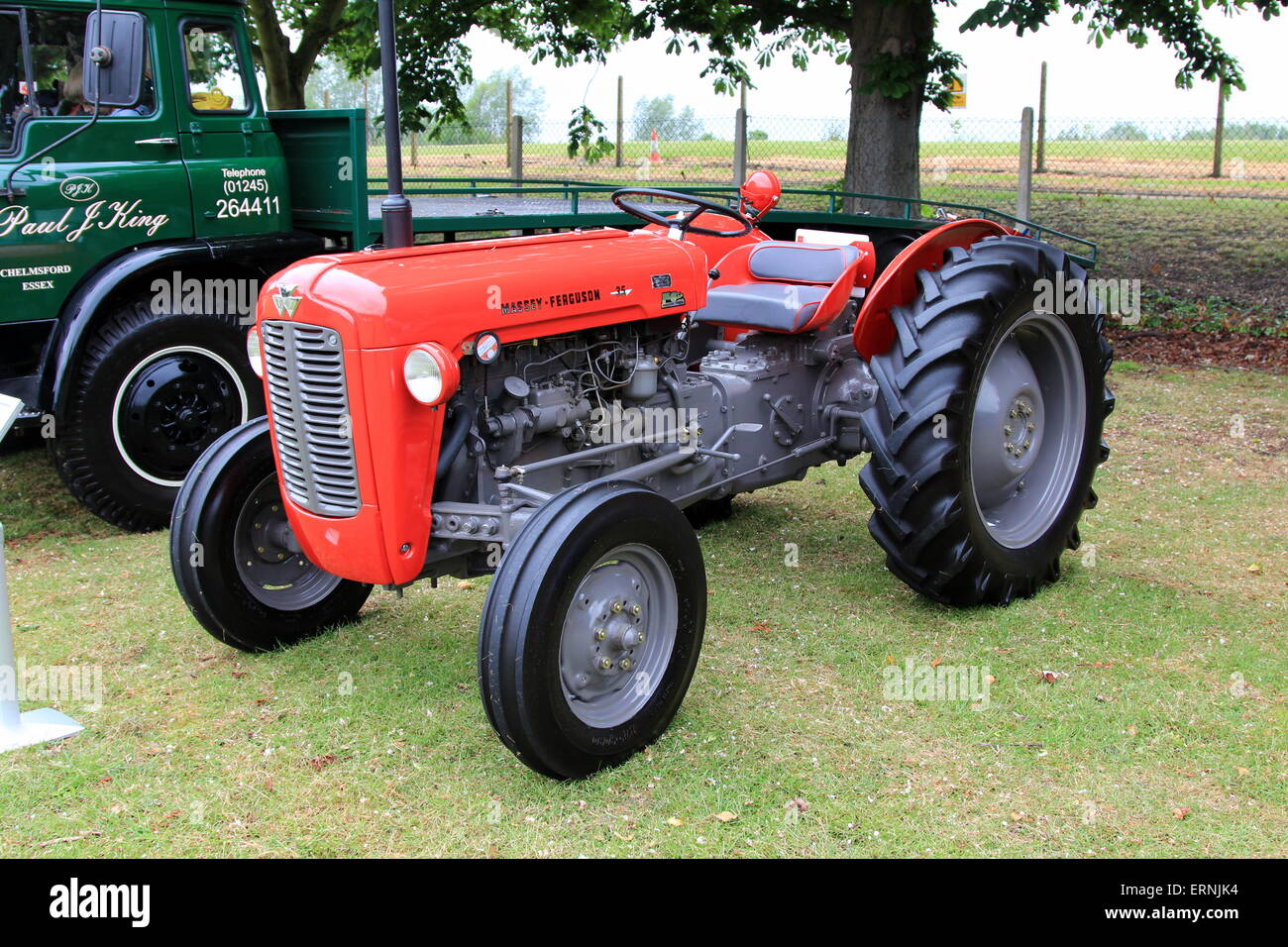 Un tracteur Massey Ferguson rouge Photo Stock - Alamy