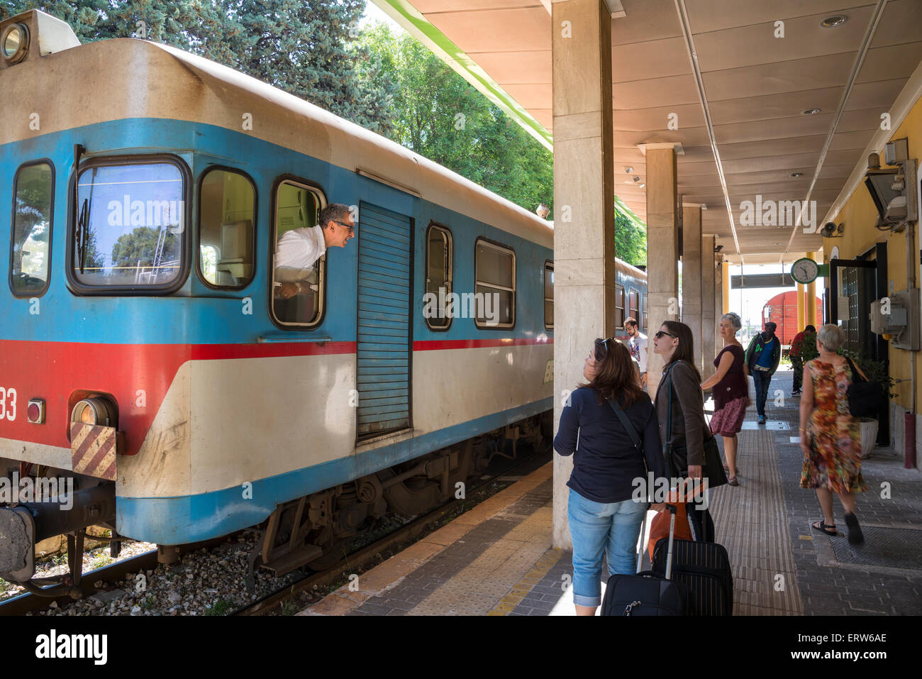 Bari train station Banque de photographies et d’images à haute ...