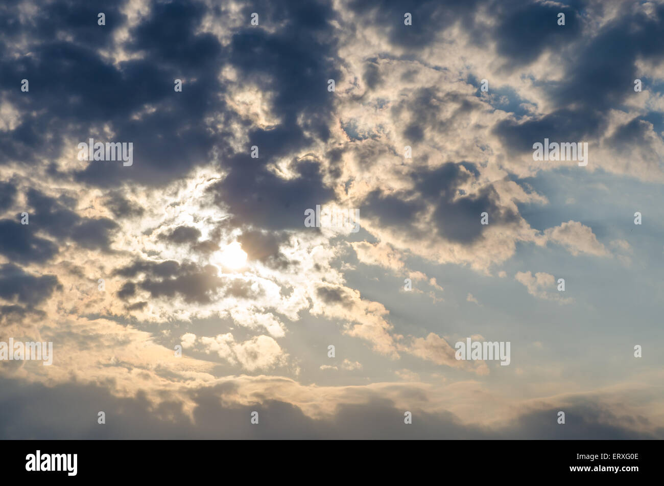 Le ciel est couvert de nuages Banque de photographies et d’images à ...