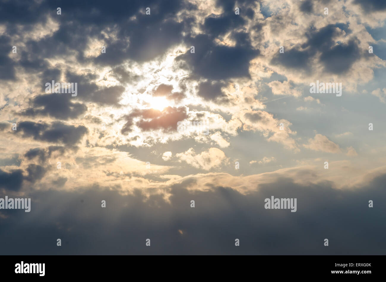 Le ciel est couvert de nuages Banque de photographies et d’images à ...