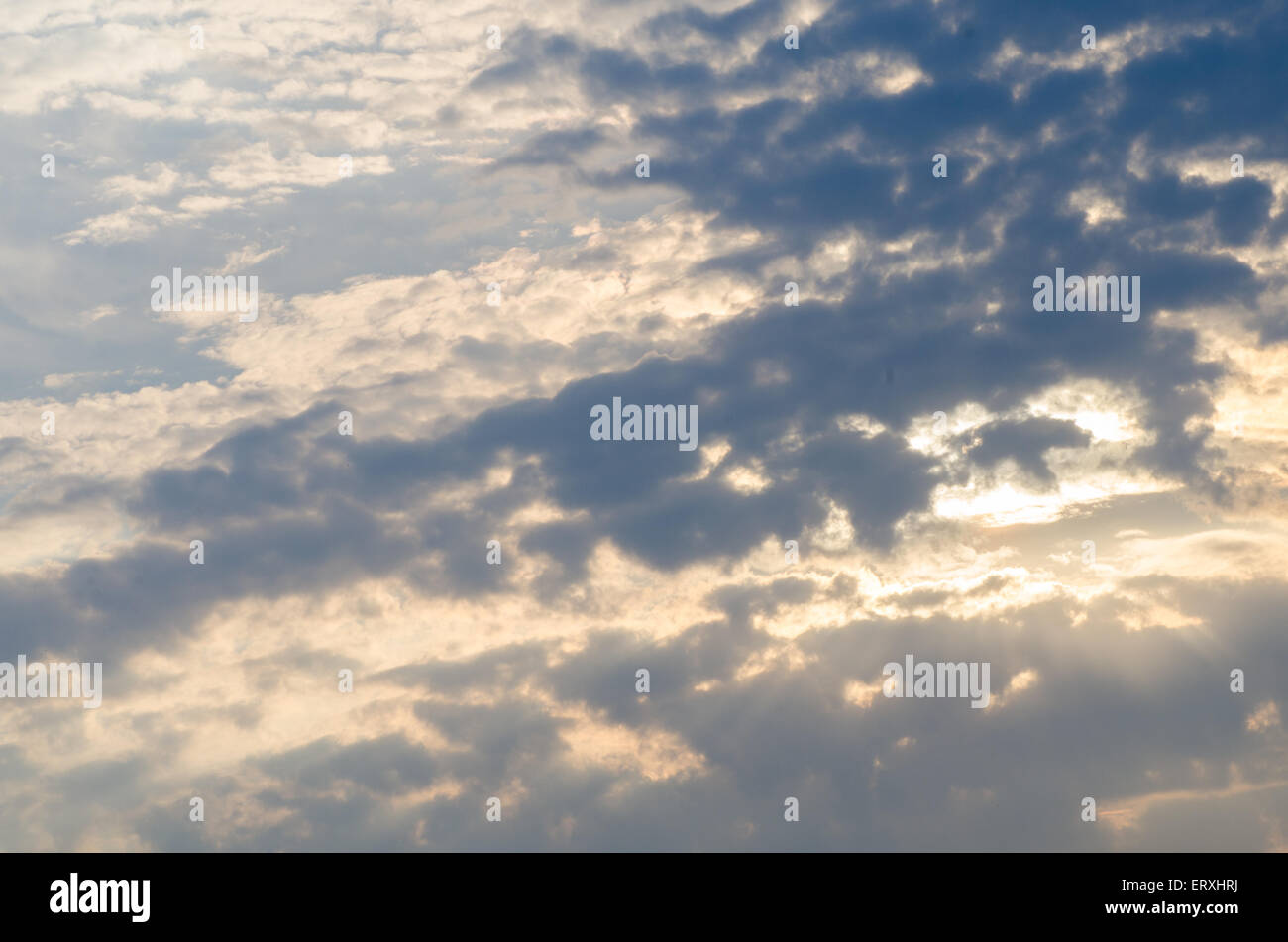 Le ciel est couvert de nuages Banque de photographies et d’images à ...
