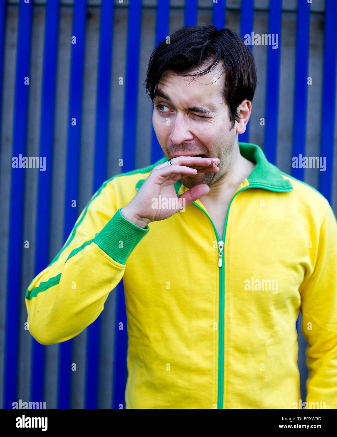 Homme en jaune Banque de photographies et d’images à haute résolution ...