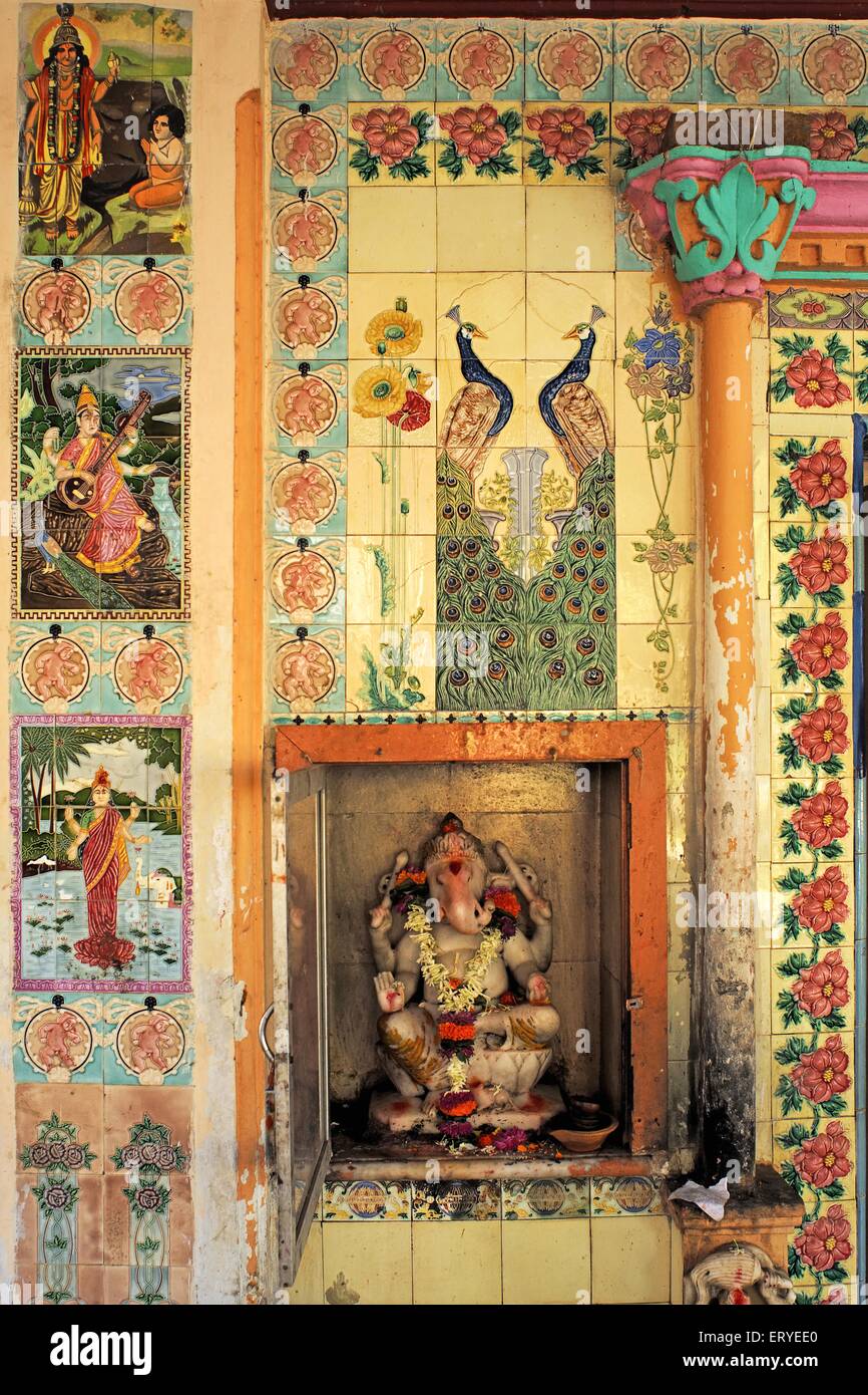 Idole de seigneur Ganesh et la peinture sur les carreaux ; Dieu déesse ...