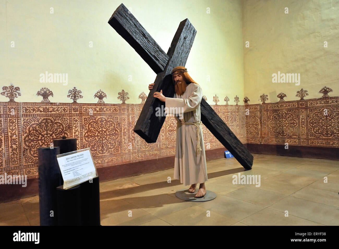 Jesus carrying cross Banque de photographies et d’images à haute ...