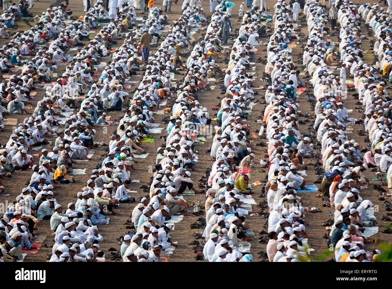 Musulmans assis namaz sur id ul fitr ou ramzan id Banque de ...