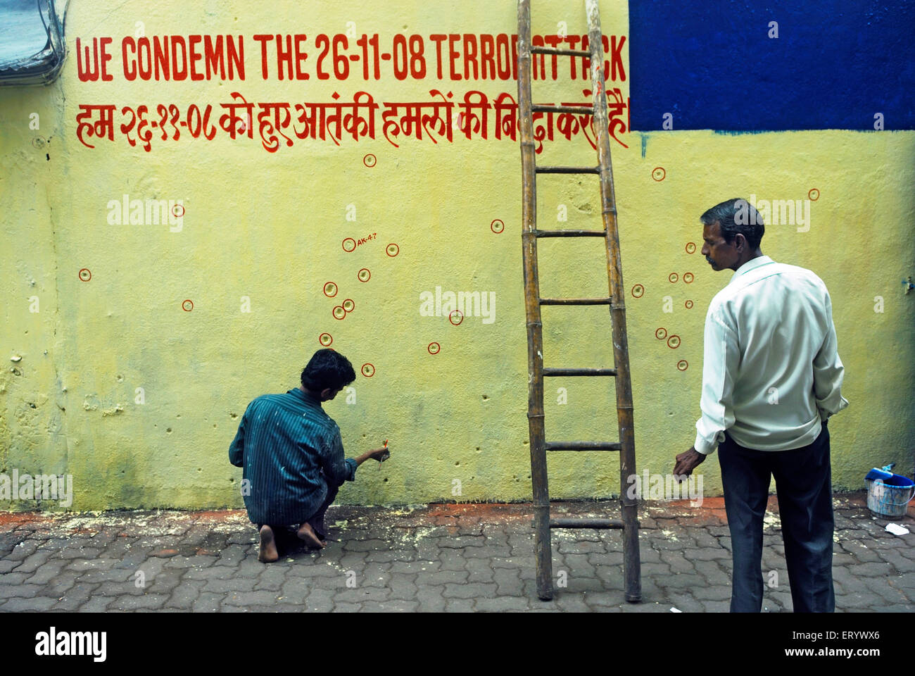 Encercler peintre balles sur le mur ; Bombay Mumbai Maharashtra ; ; ; l ...