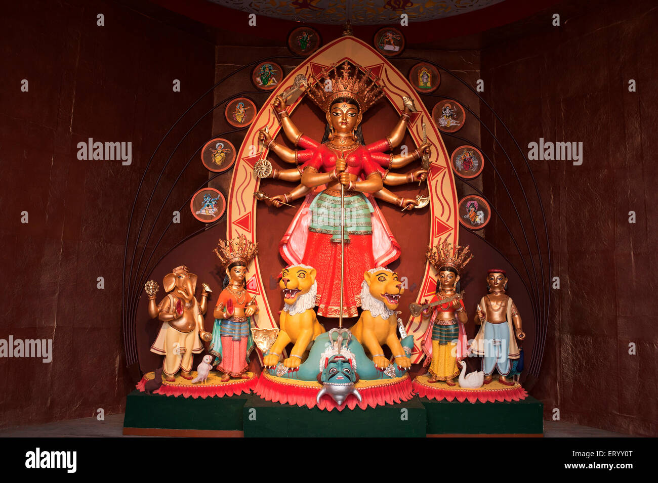Démon mahishasura déesse Durga tuant avec déesses saraswati laxmi et ...