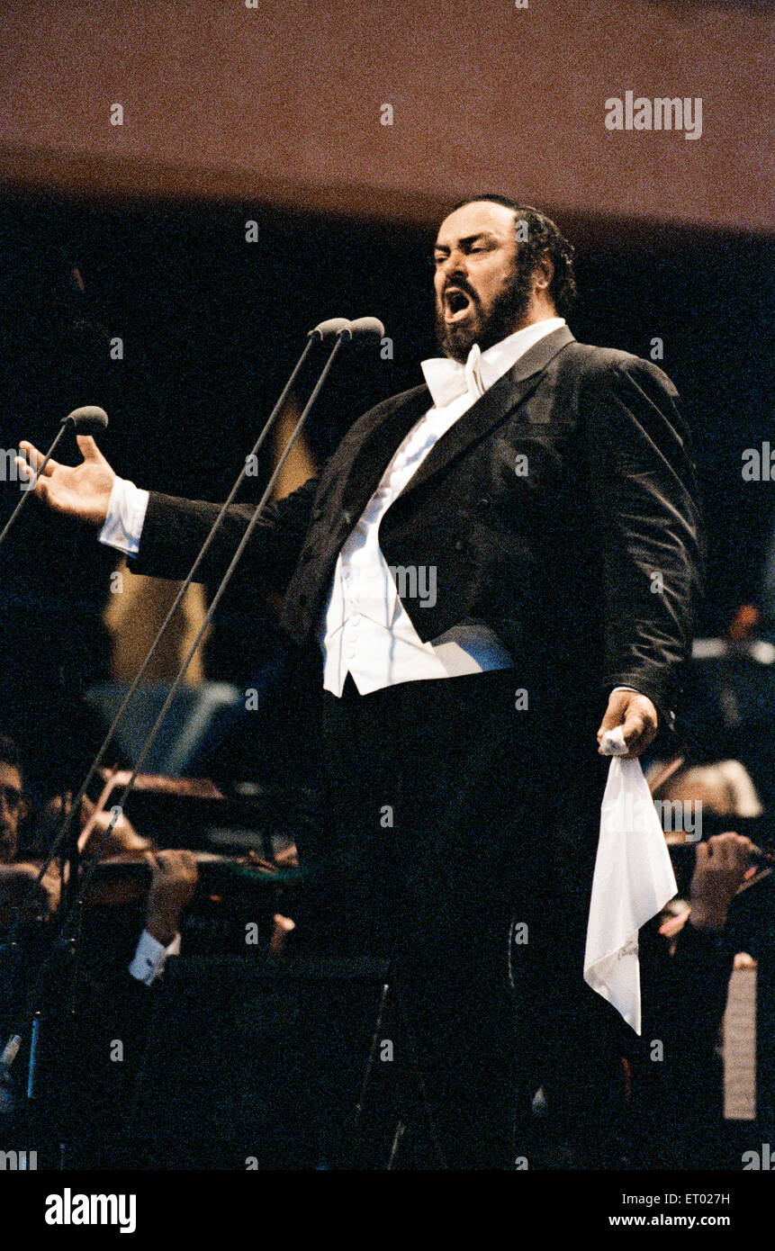Luciano Pavarotti, ténor italien, le chant à un concert en plein air à ...