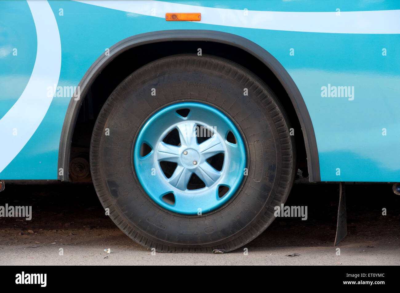 Roues de bus Banque de photographies et d’images à haute résolution - Alamy