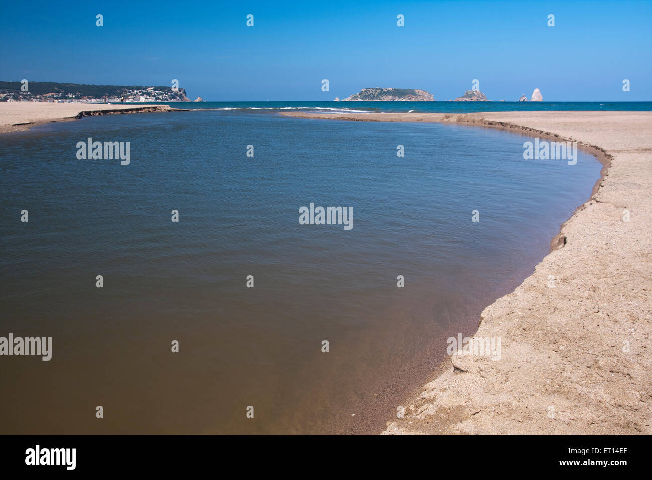Embouchure de la rivière à la mer Banque de photographies et d’images à ...