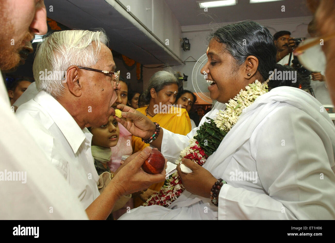 AMMA, Mata Amritandamayi, mère, nourrir prasad, chef spirituel hindou ...